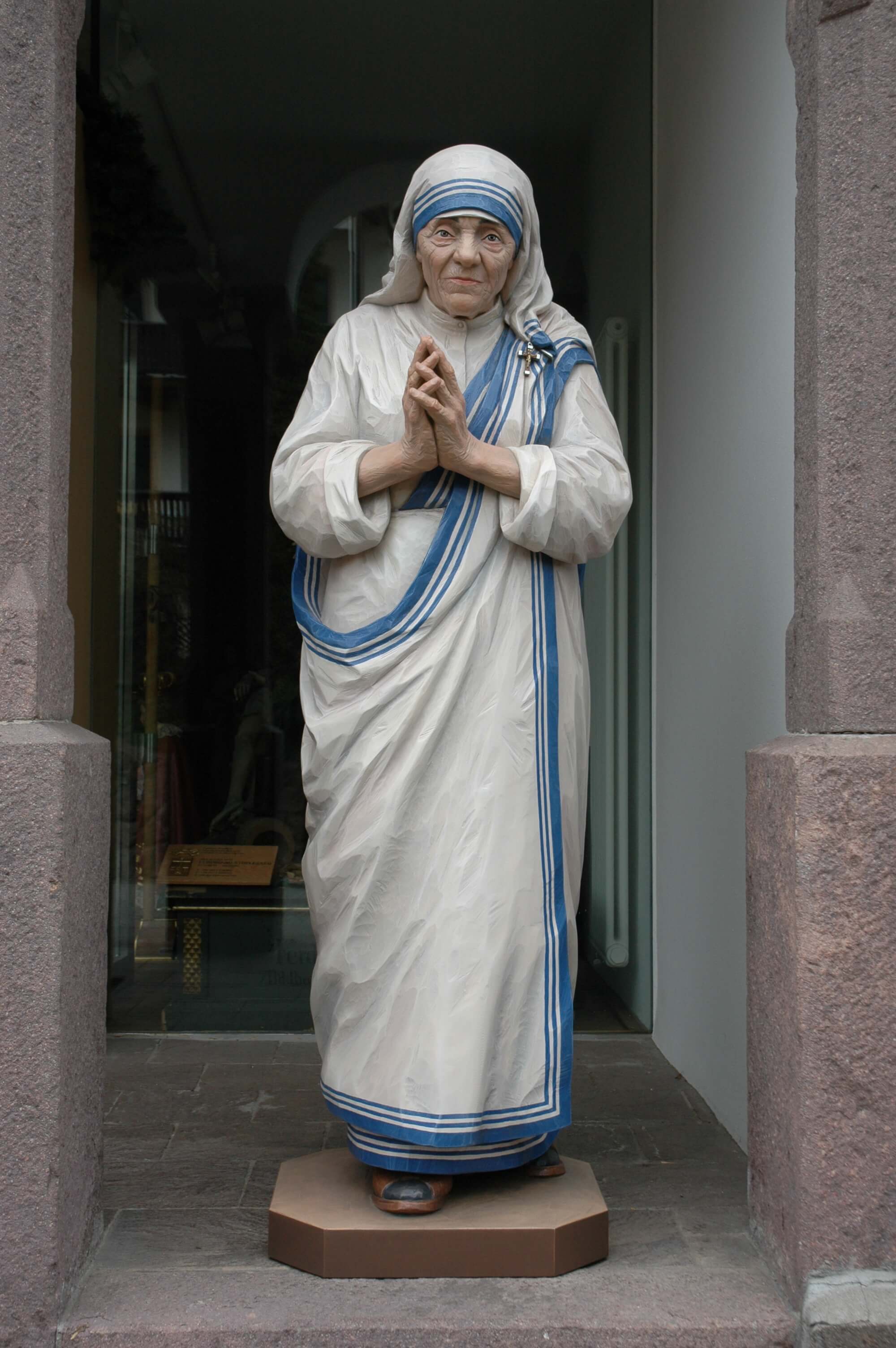 Wooden statue of St.Mother Therese Calcutta - Ferdinand Stuflesser 1875