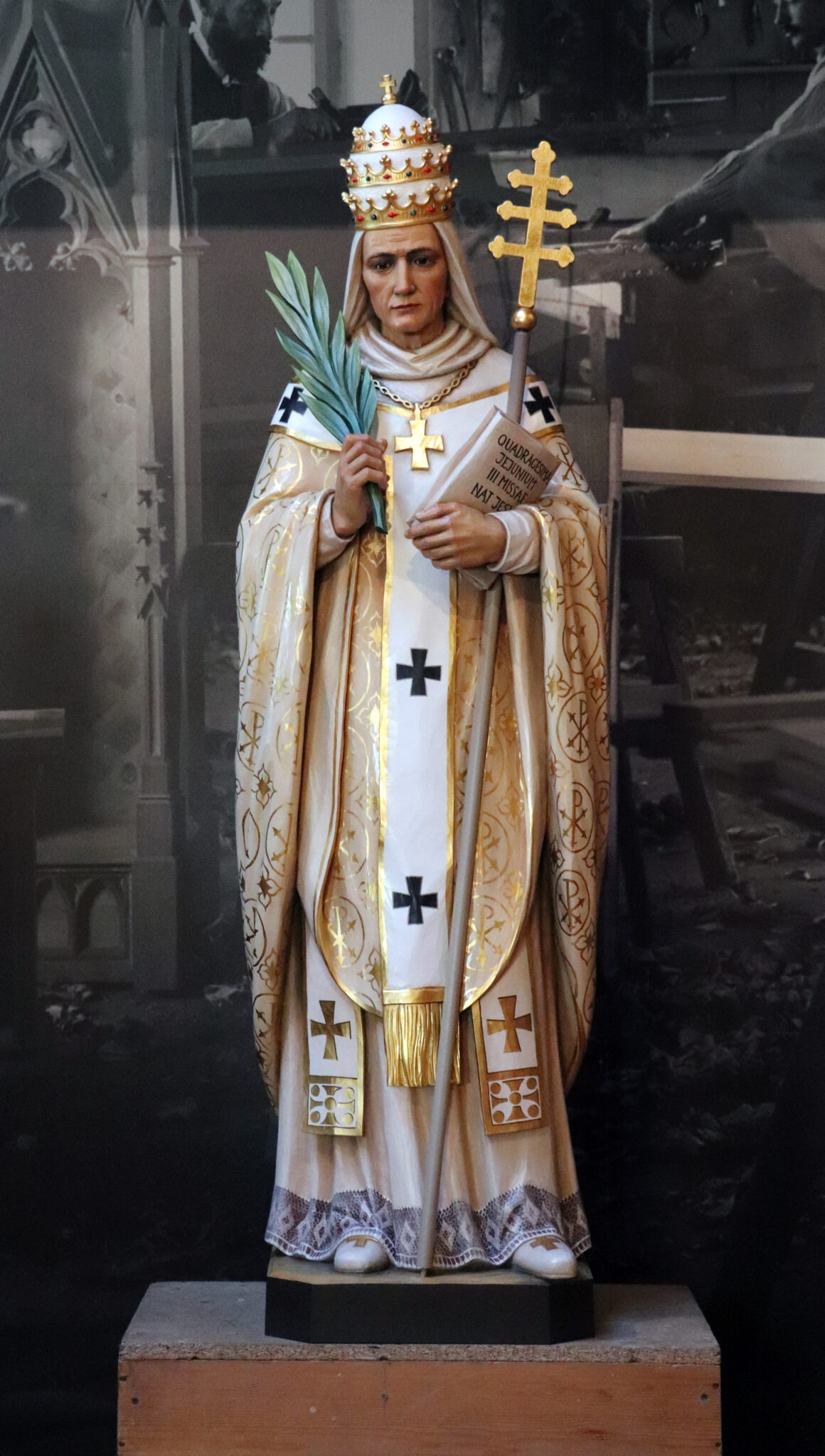 Statues, figures and sculptures in wood, bronze and marble from Italy.