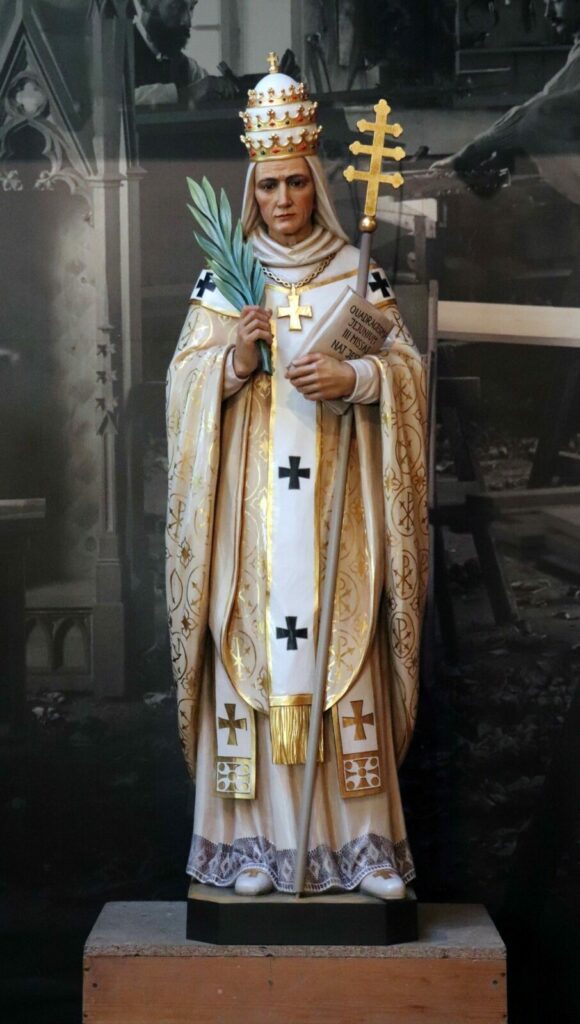 Statues, figures and sculptures in wood, bronze and marble from Italy.